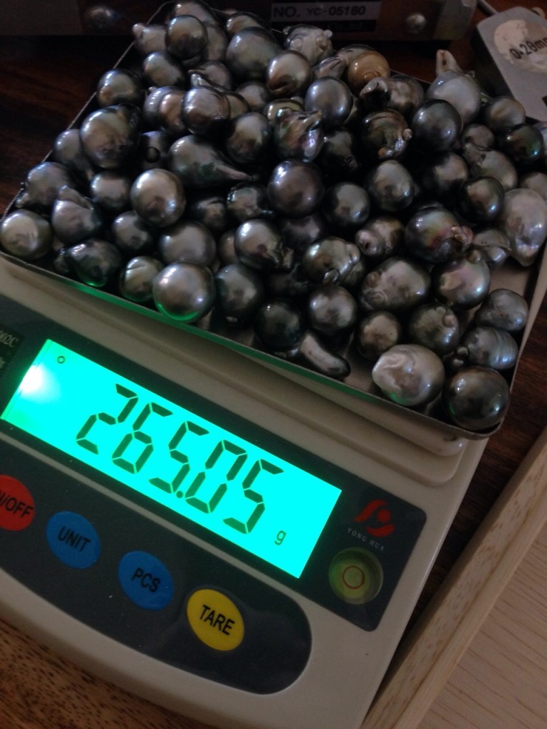 Mutiara hitam jika dibandingkan dengan mutiara lombok, mana yang lebih ...